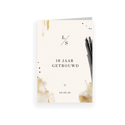 Jubileum uitnodiging 10 jaar getrouwd met initialen en aquarel vegen