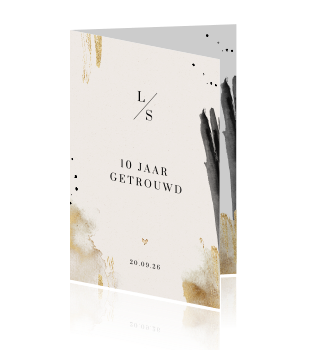 Jubileum uitnodiging 10 jaar getrouwd met initialen en aquarel vegen